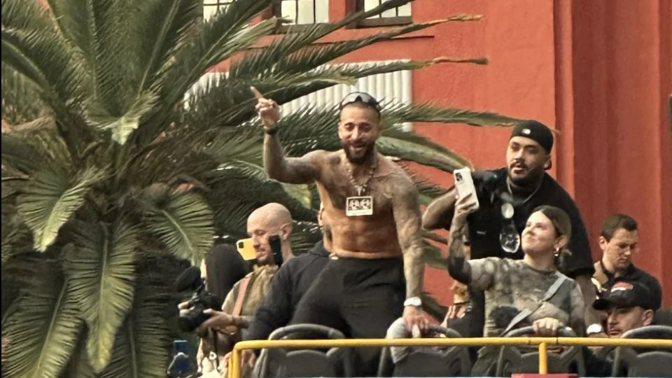 Maluma sorprende a sus fans al cantar a bordo de un turibus en la CDMX ...